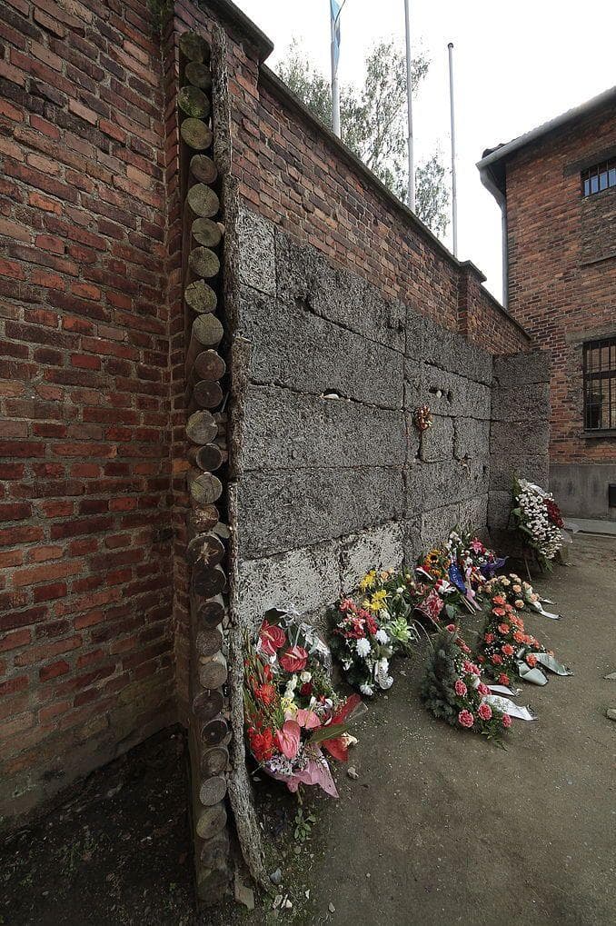 21 Haunting Holocaust Pictures From Concentration Camps