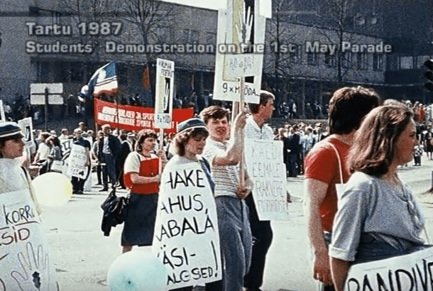 24 Historical Photos Of the Soviet Union's Fall