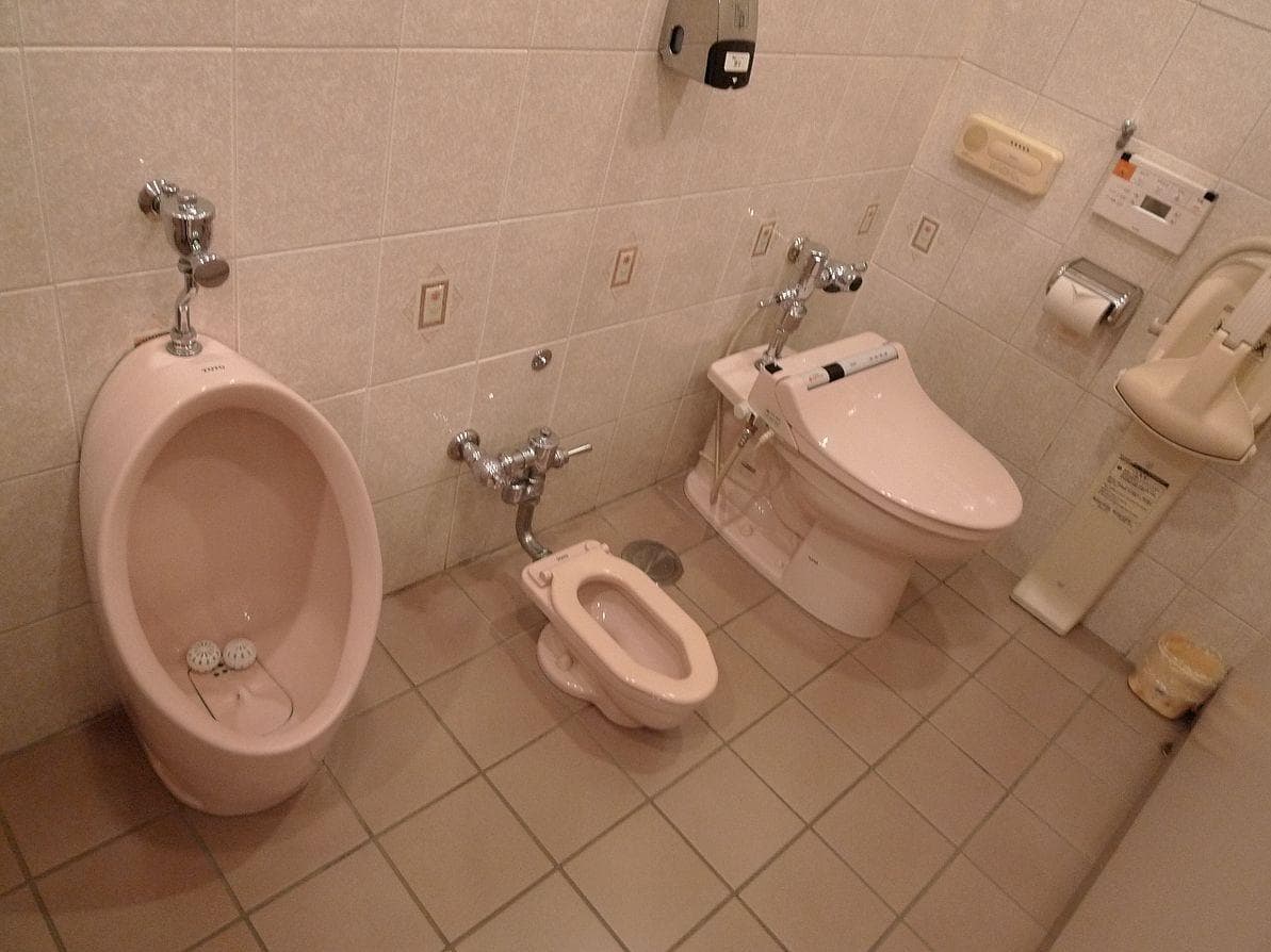 14 Amazing Japanese Bathroom Perks You Can't Find in America