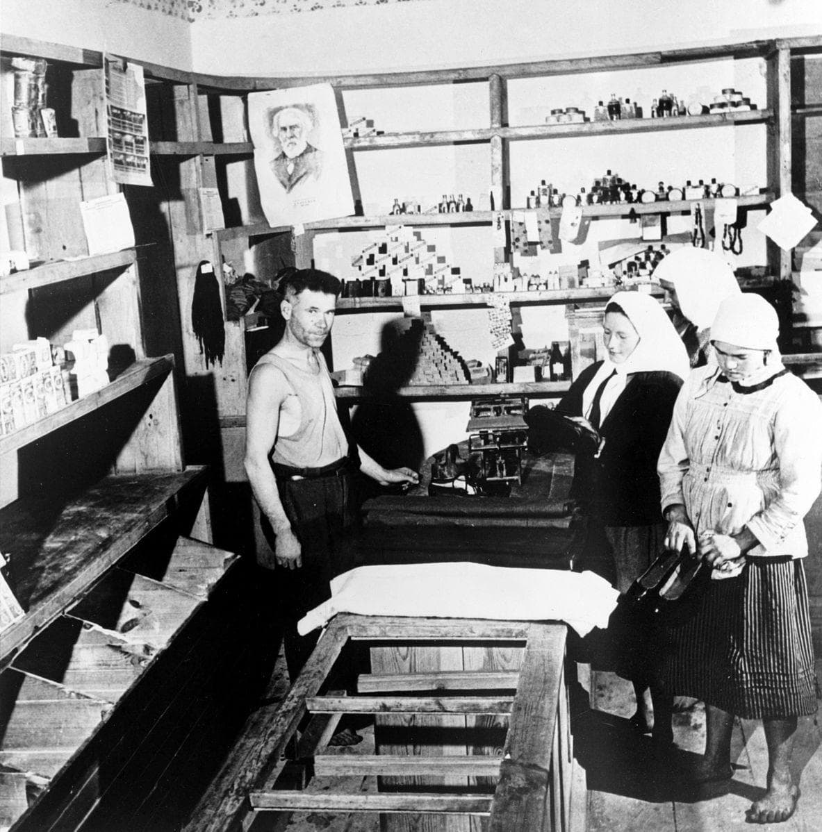 21 Vintage Department Store Photos That Show How They've Changed