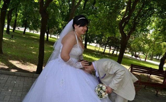 20 Wedding Photos That Are Straight Up Trashy
