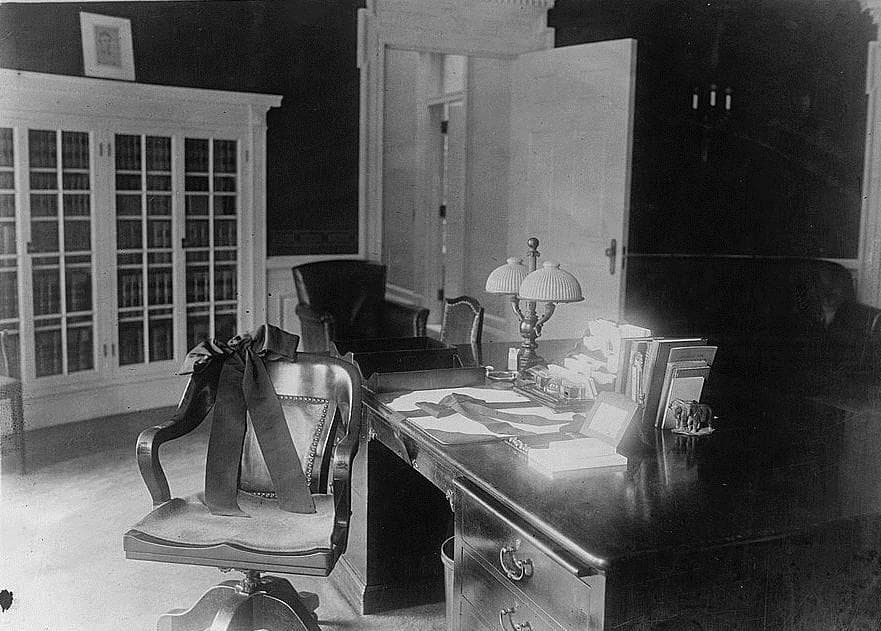 19 Oval Office Photos From Different US Presidencies