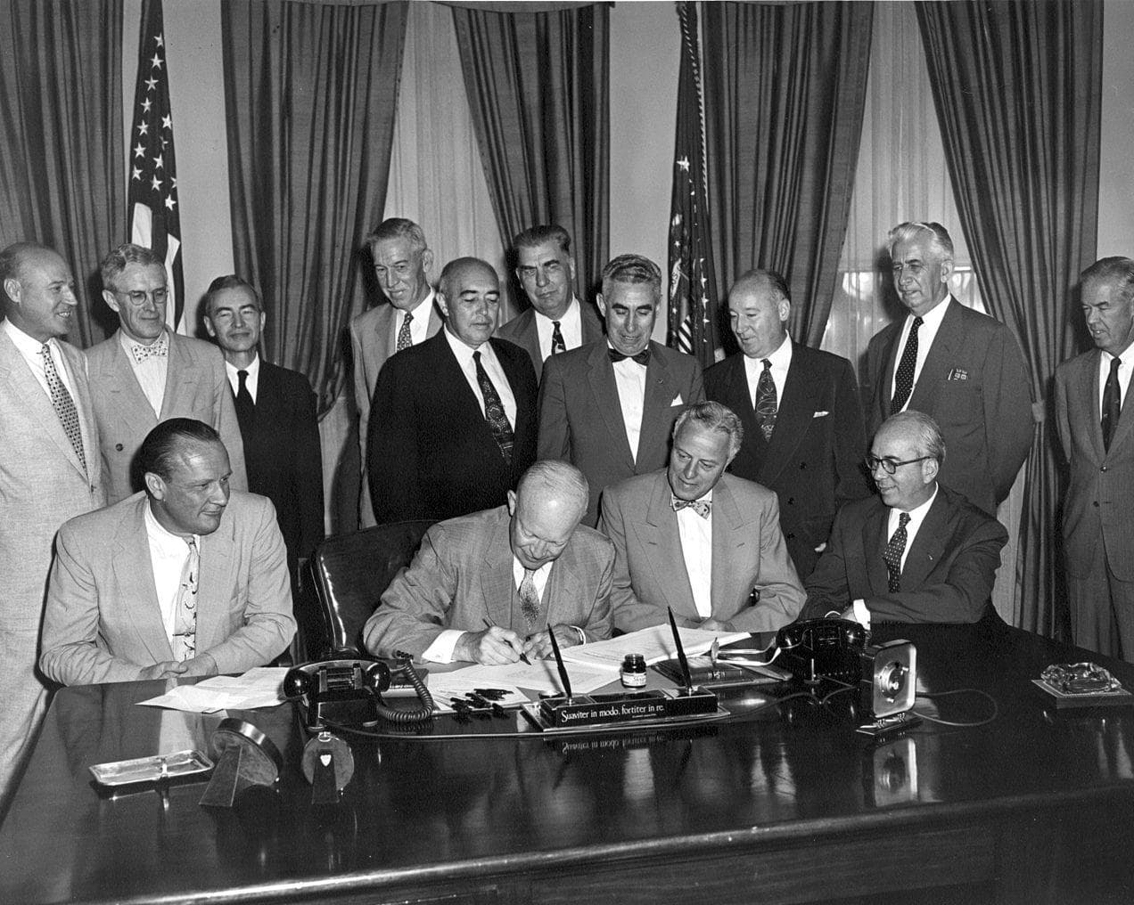 19 Oval Office Photos From Different US Presidencies