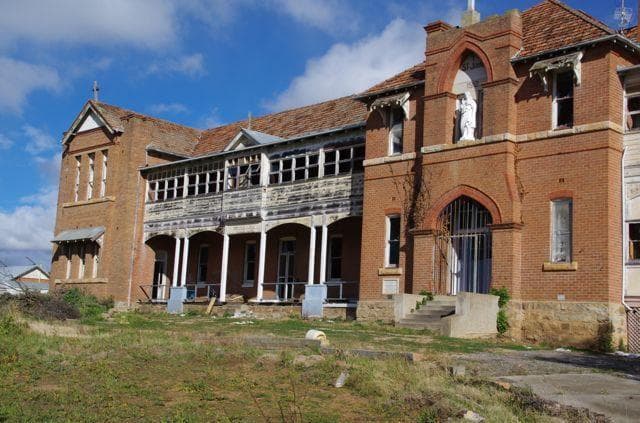 16 Eerie And Disturbing Ghost Stories From Orphanages