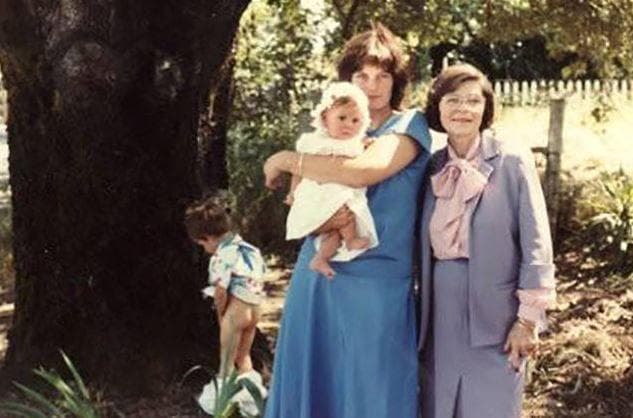 25 Hilarious Instances of Kids Ruining Family Portraits