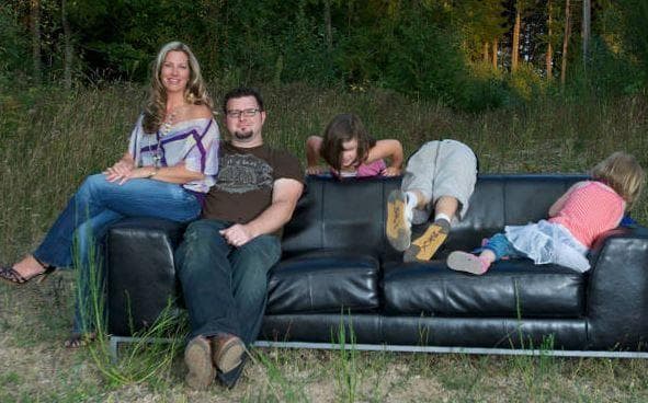 25 Hilarious Instances of Kids Ruining Family Portraits