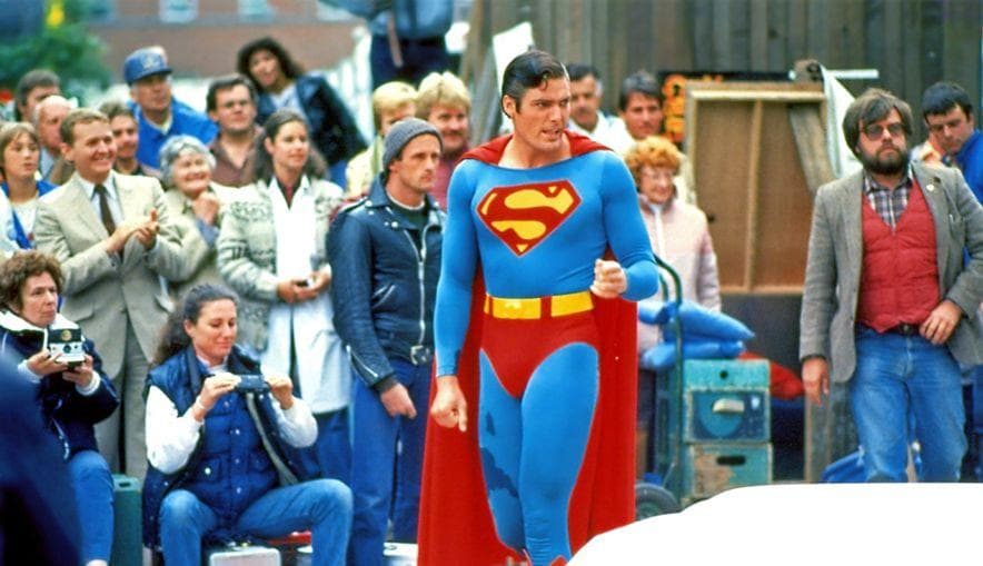 Behind the Scenes Photos Of Actors Taking Breaks In Full Costume, In ...