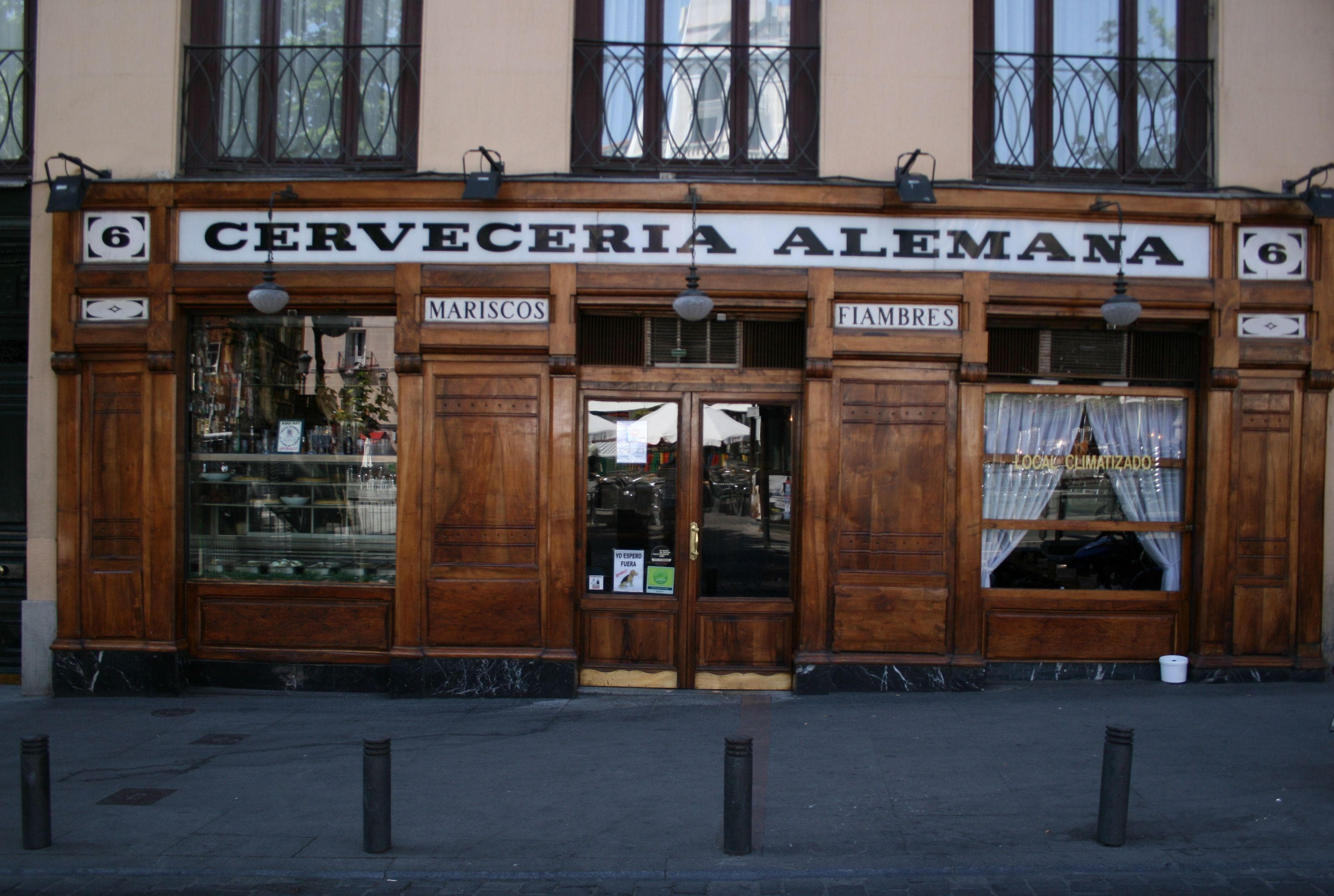 23 Interesting Photos Of Bars And Pubs Where Famous Writers Hung Out