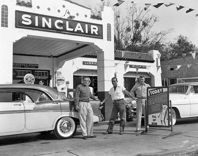 27 Fascinating Pictures Of Vintage Gas Stations