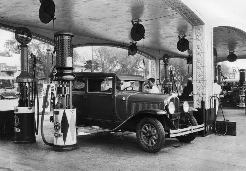27 Fascinating Pictures Of Vintage Gas Stations