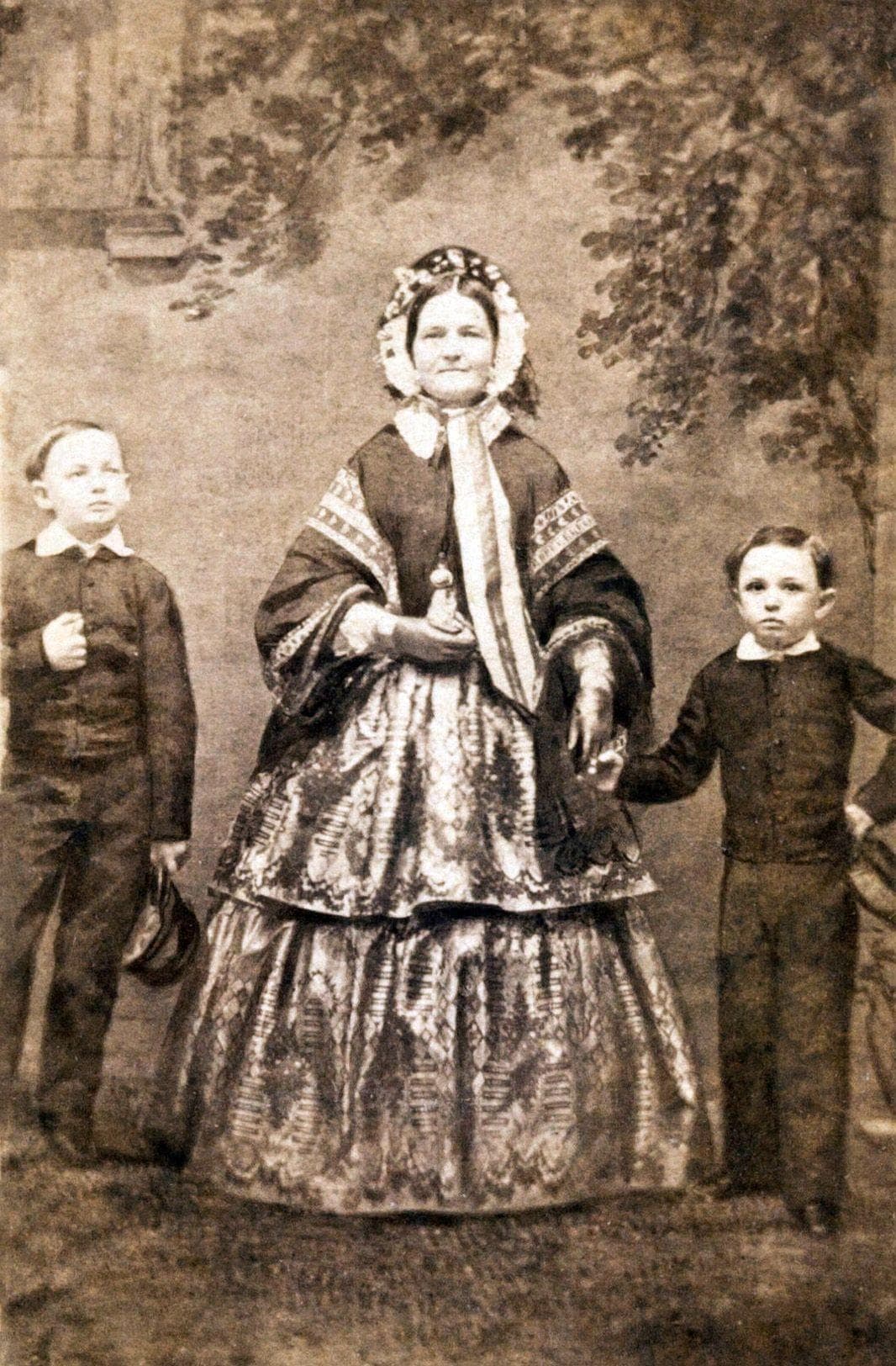 Heartbreaking Facts About Mary Todd Lincoln, America's Most Tragic ...