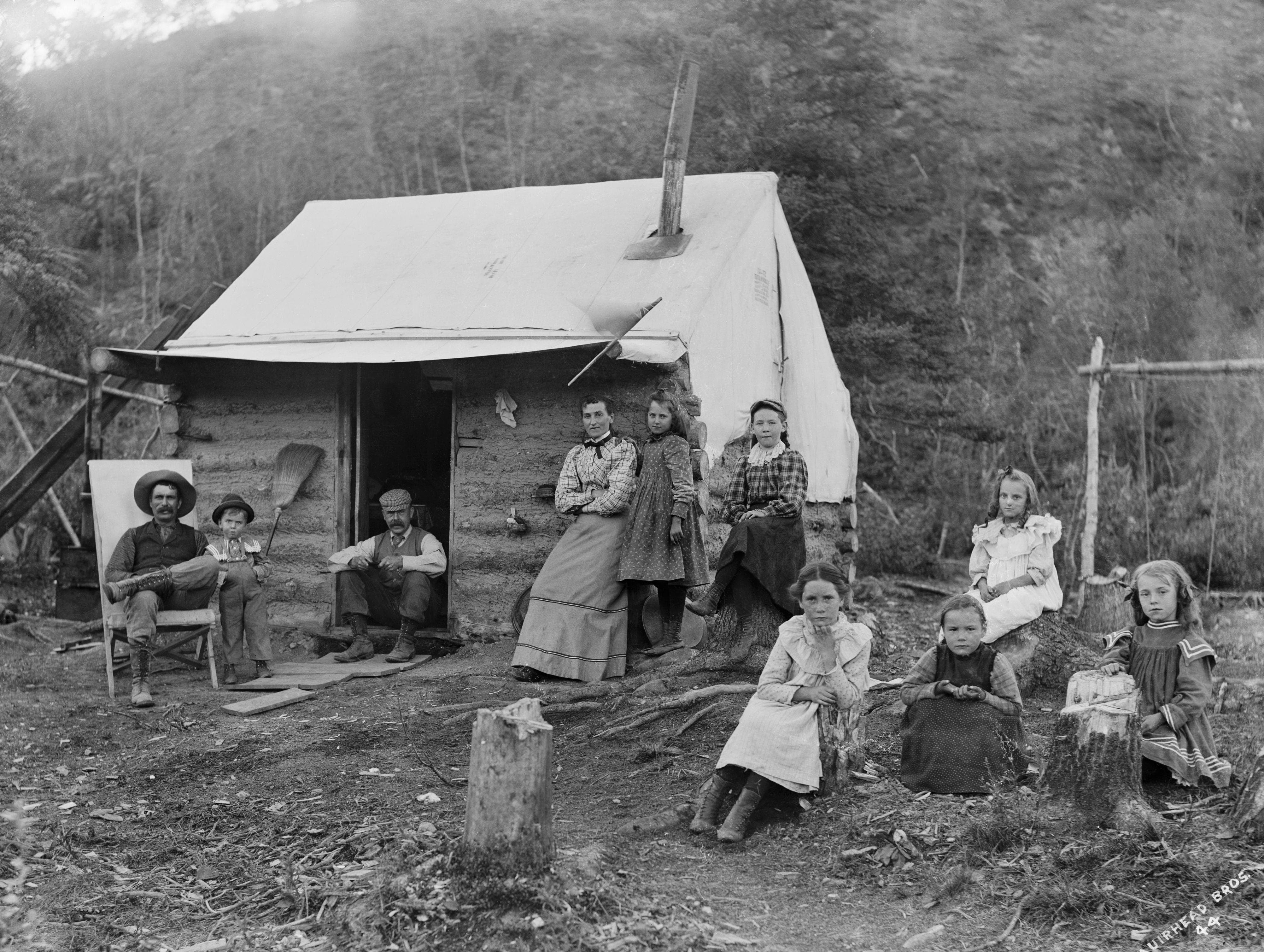 25 Fascinating Photos And Illustrations From Gold Rushes