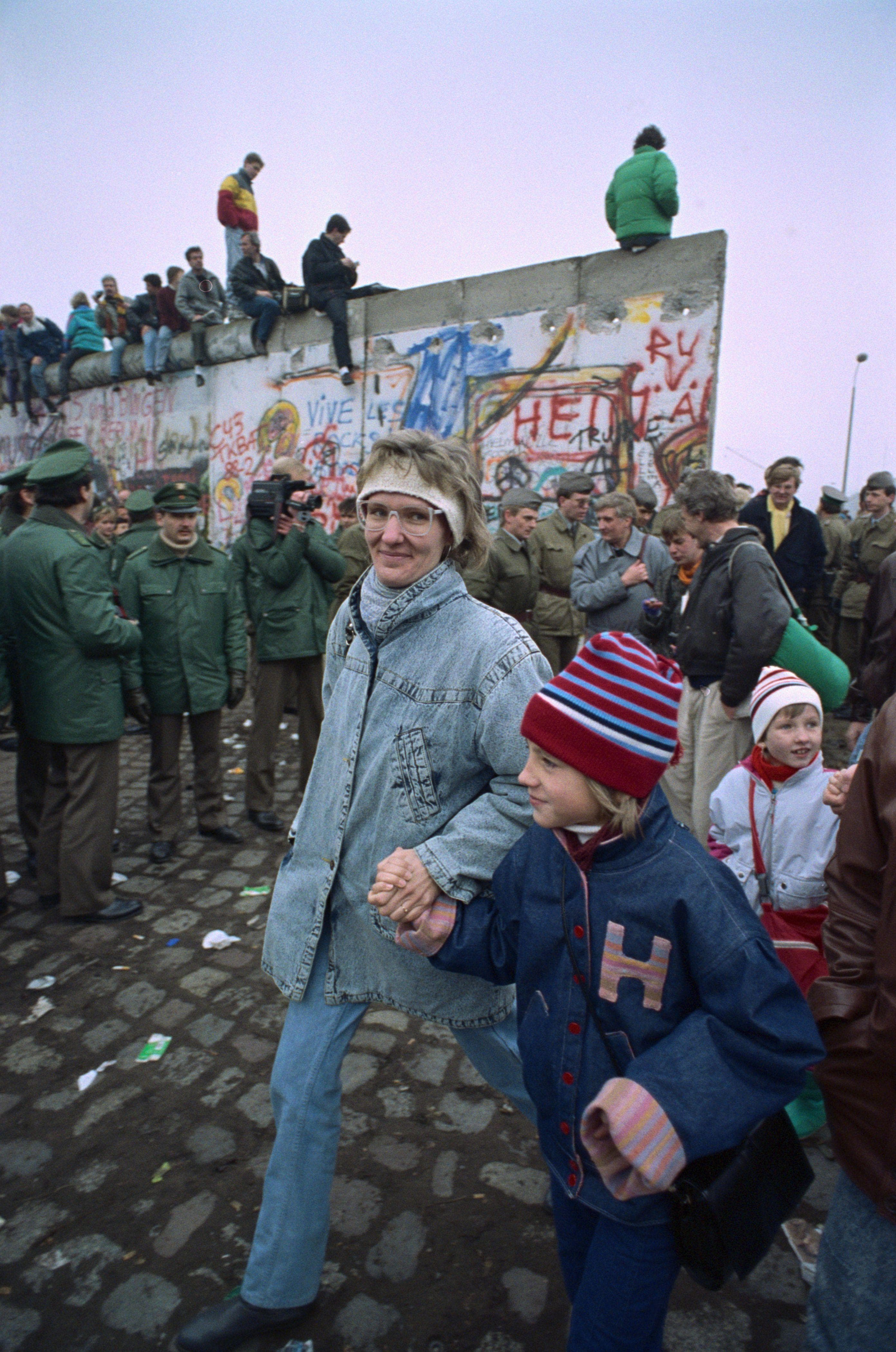 20+ Incredible Photos From The Fall Of The Berlin Wall