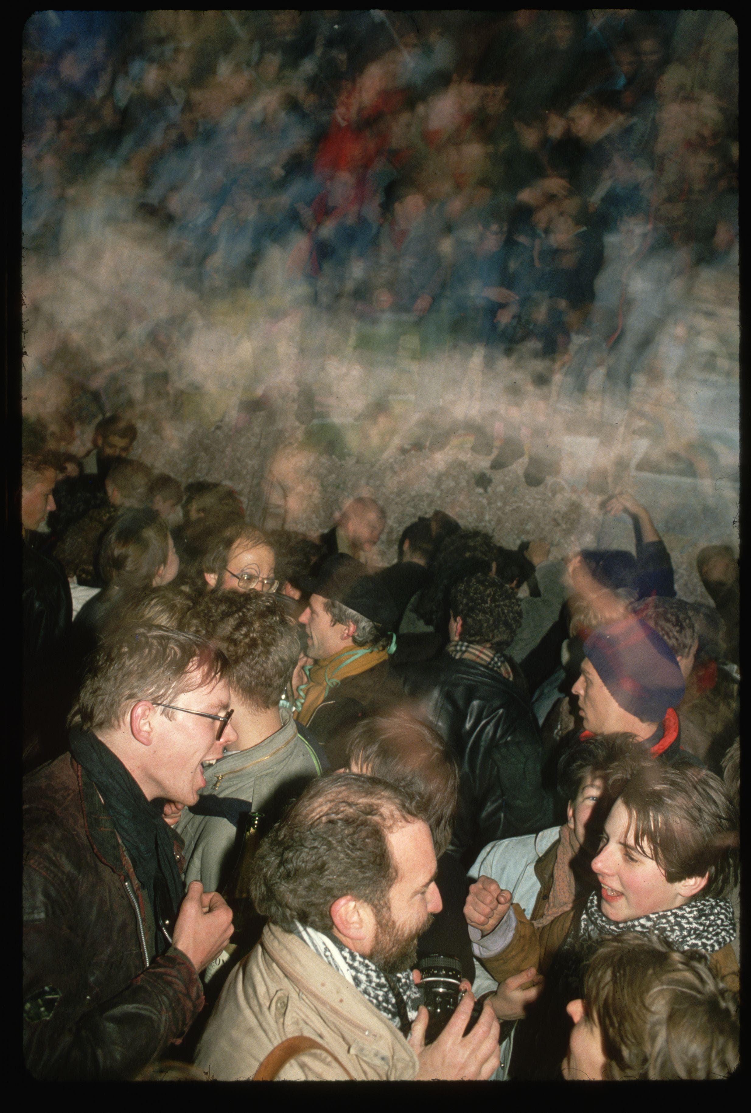 20+ Incredible Photos From The Fall Of The Berlin Wall