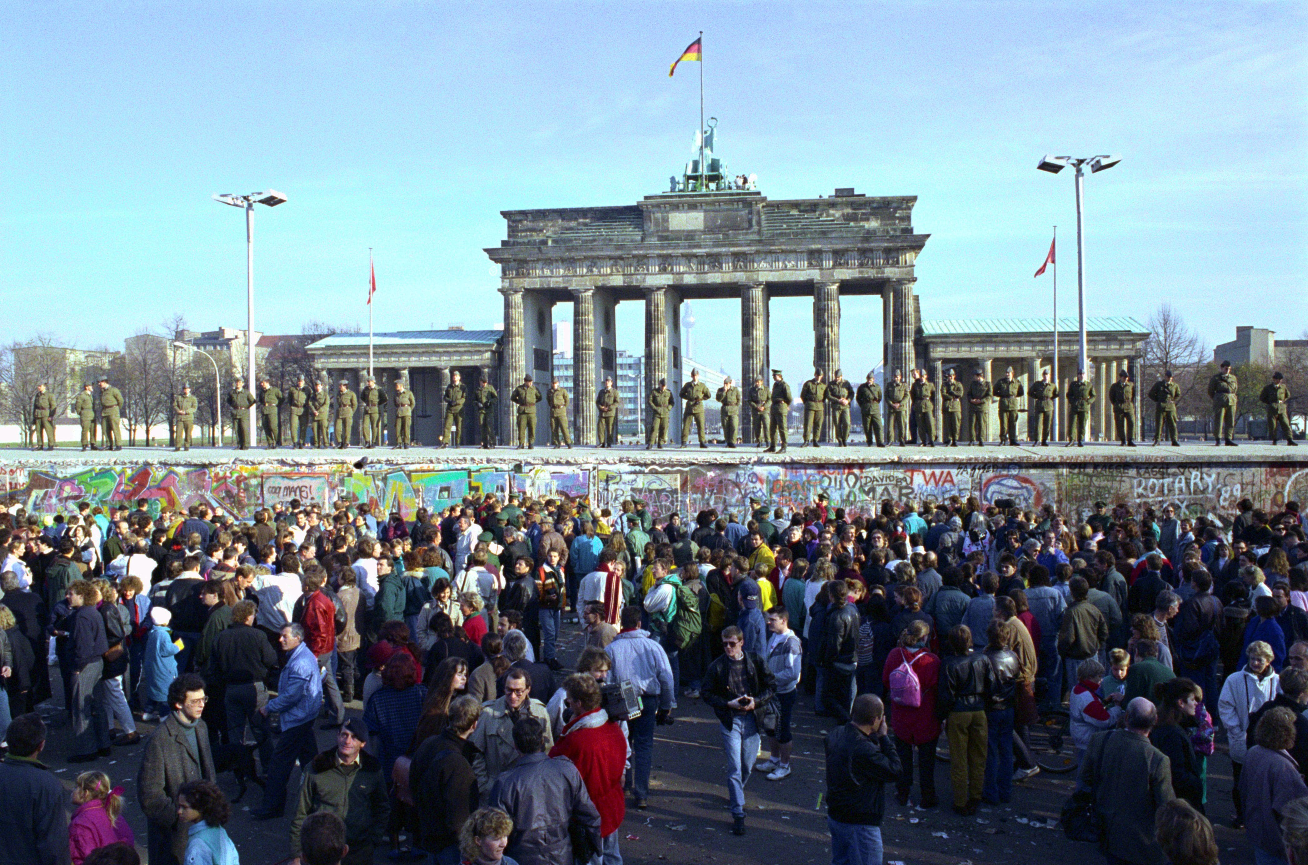 20+ Incredible Photos From The Fall Of The Berlin Wall
