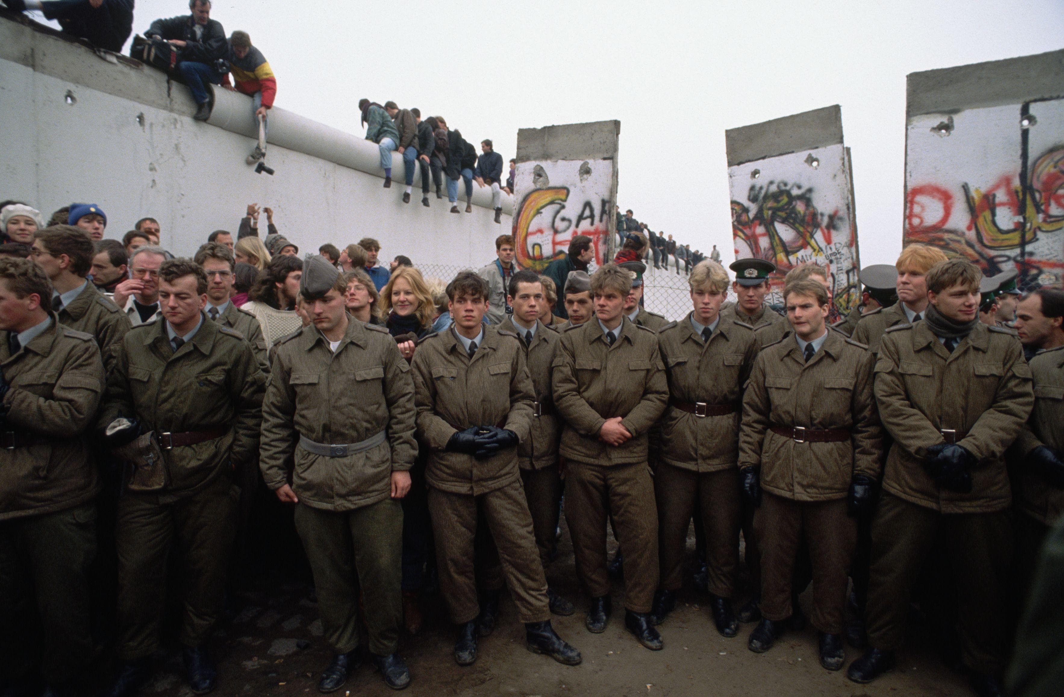 20+ Incredible Photos From The Fall Of The Berlin Wall