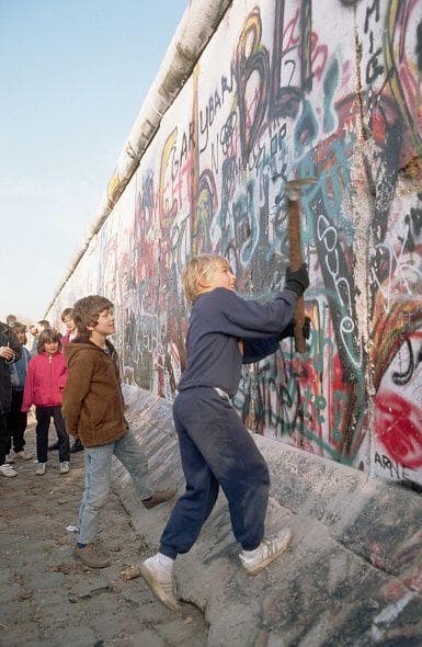 20+ Incredible Photos From The Fall Of The Berlin Wall