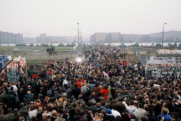 20+ Incredible Photos From The Fall Of The Berlin Wall
