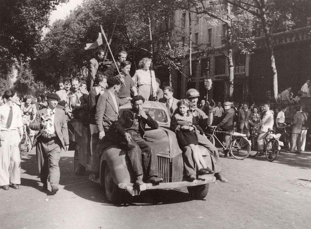 29 Historical Photos Of The Liberation Of Paris