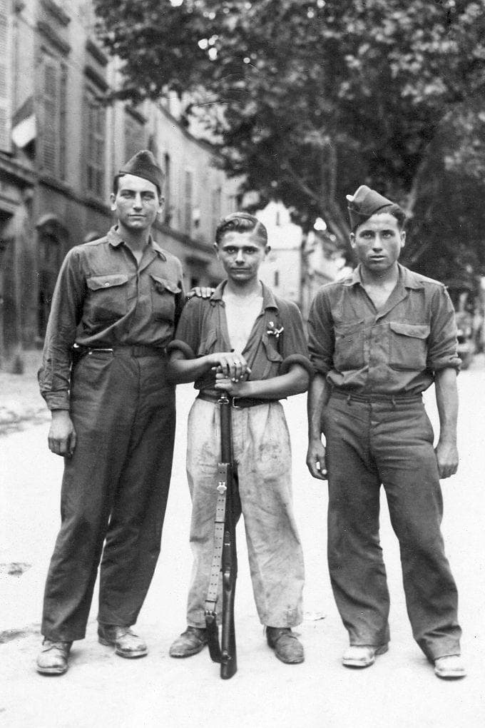 29 Historical Photos Of The Liberation Of Paris