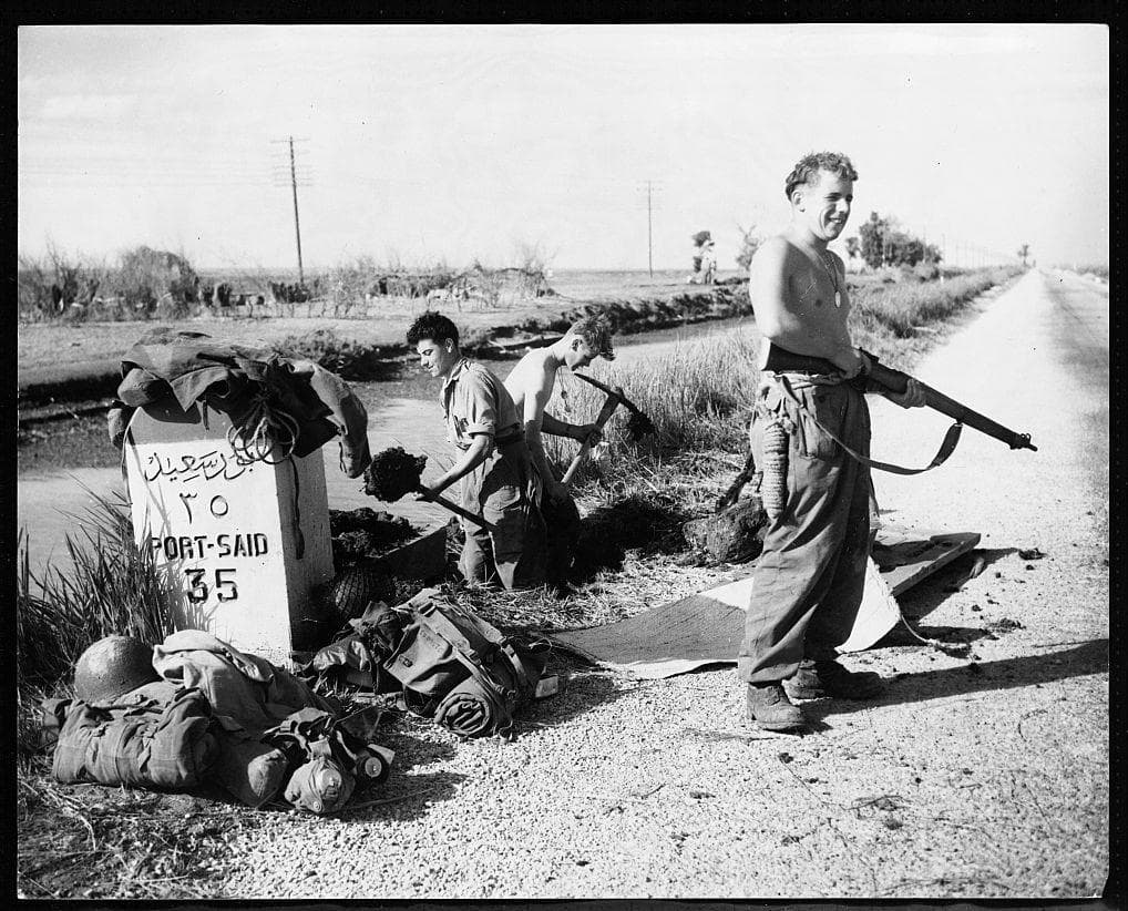 21 Historic Photos of The Suez Crisis