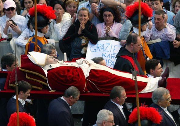 25 Amazing Pictures From Inside The Vatican
