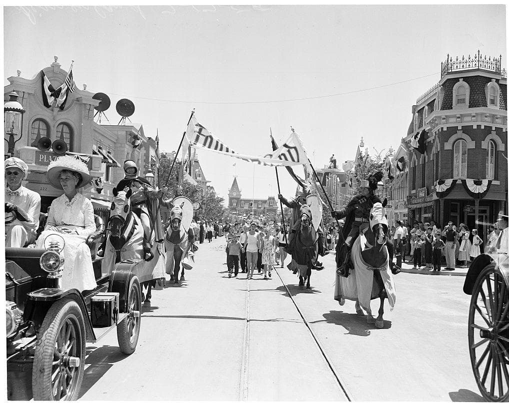20 Fascinating Photos From Disneyland's Opening Day