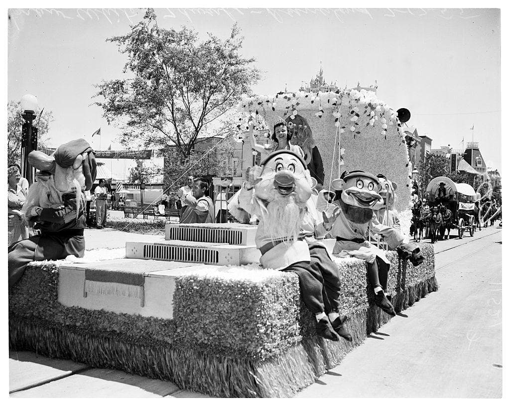 20 Fascinating Photos From Disneyland's Opening Day
