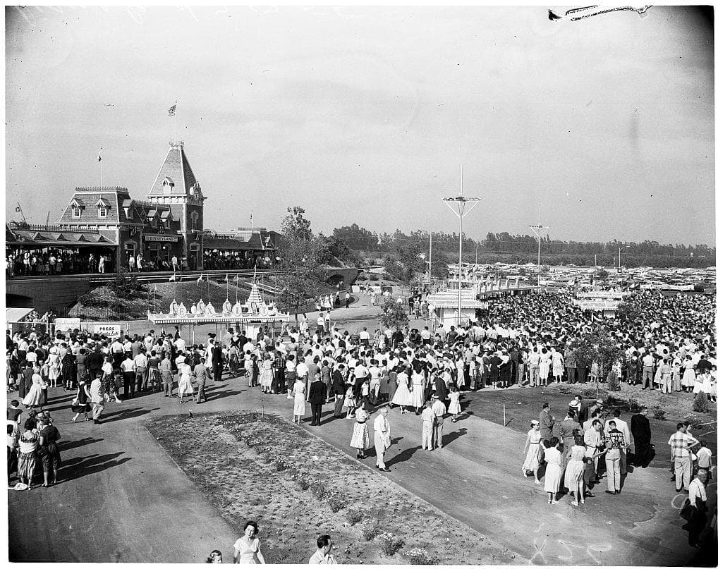 20 Fascinating Photos From Disneyland's Opening Day