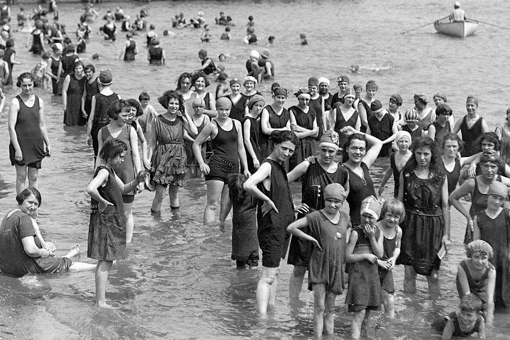 33 Vintage Swimsuit Photos That Will Have You Dreaming of the Beach