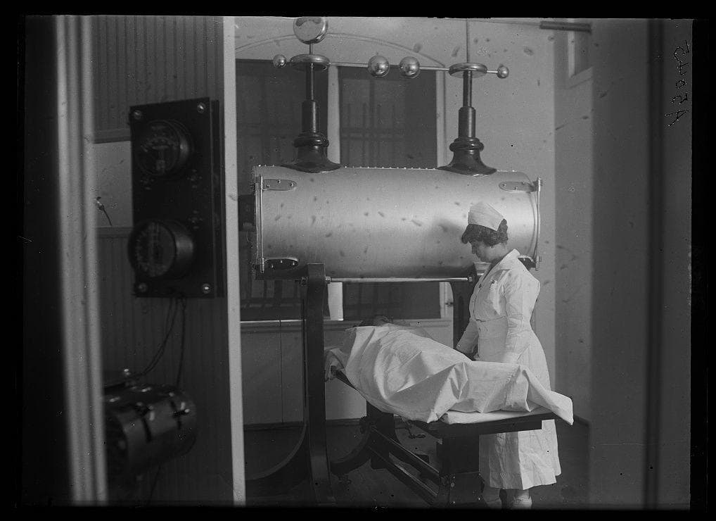 12 Terrifying Medical Devices From the 1900s (Photos)