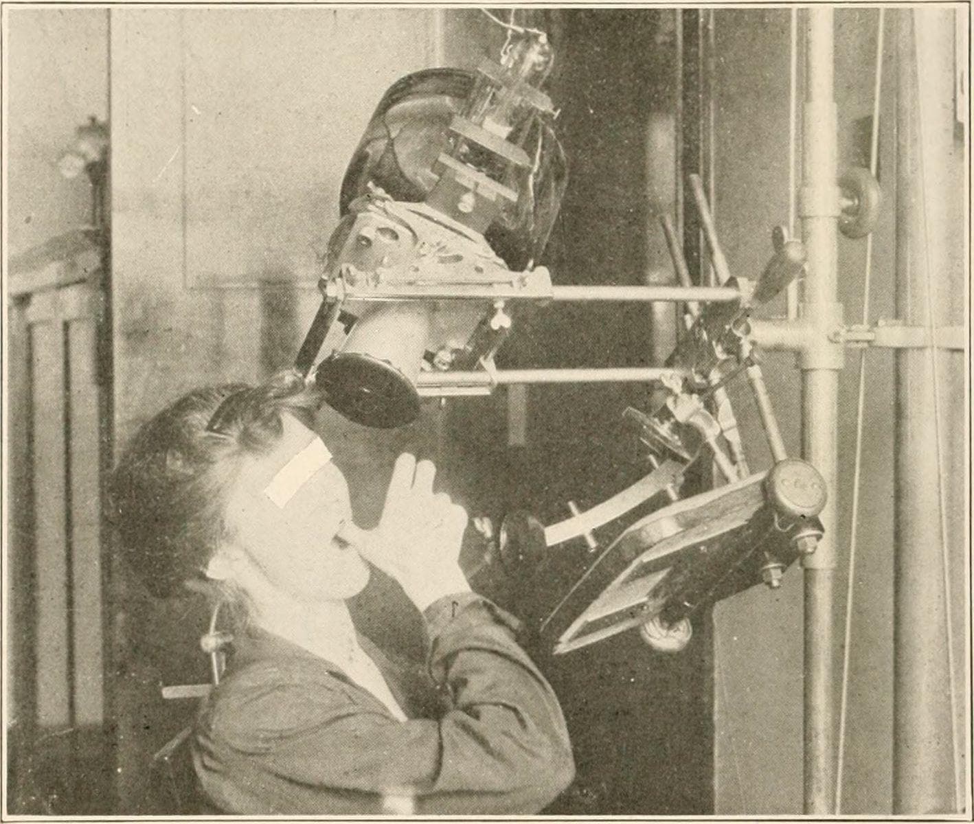 12 Terrifying Medical Devices From the 1900s (Photos)