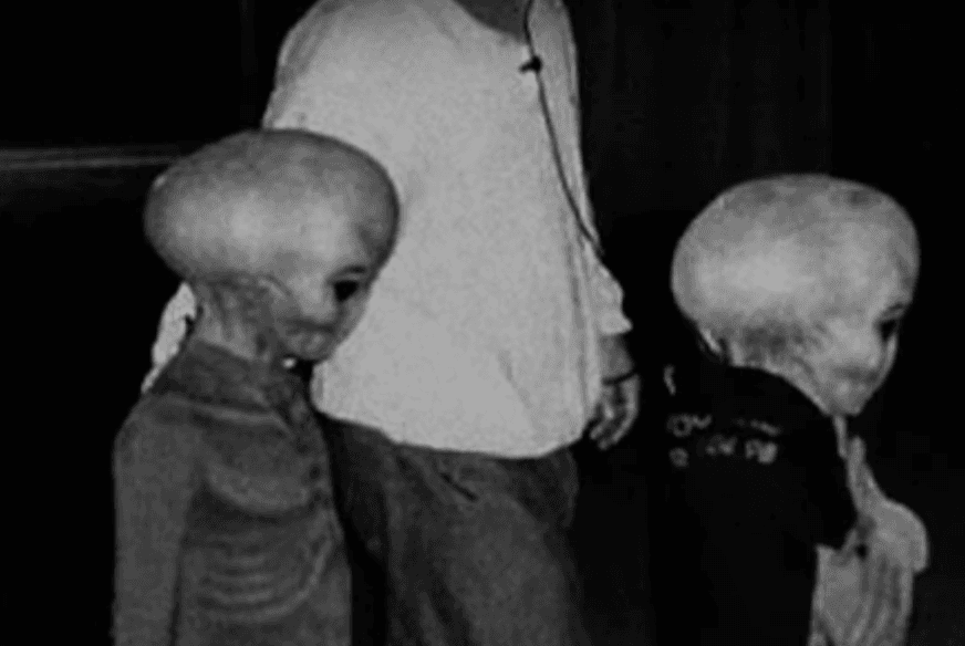 Infamous Photos That May Very Well Contain Aliens