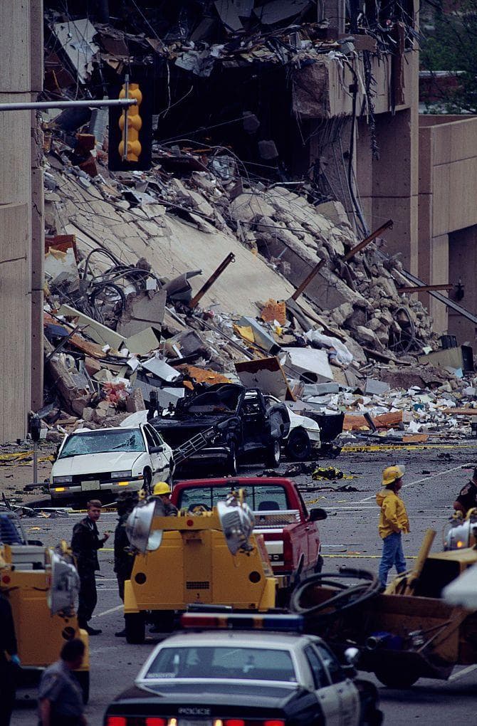 28 Photos From The Aftermath Of The Oklahoma City Bombing