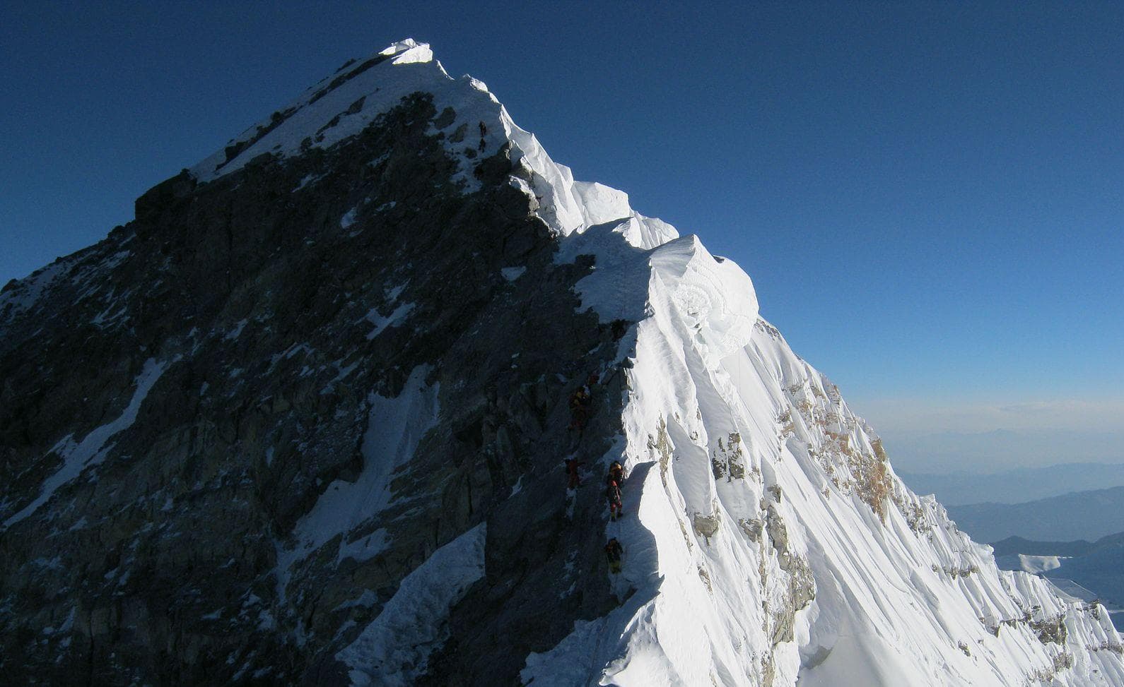15 Chilling Details About The Deadliest Everest Climb In History