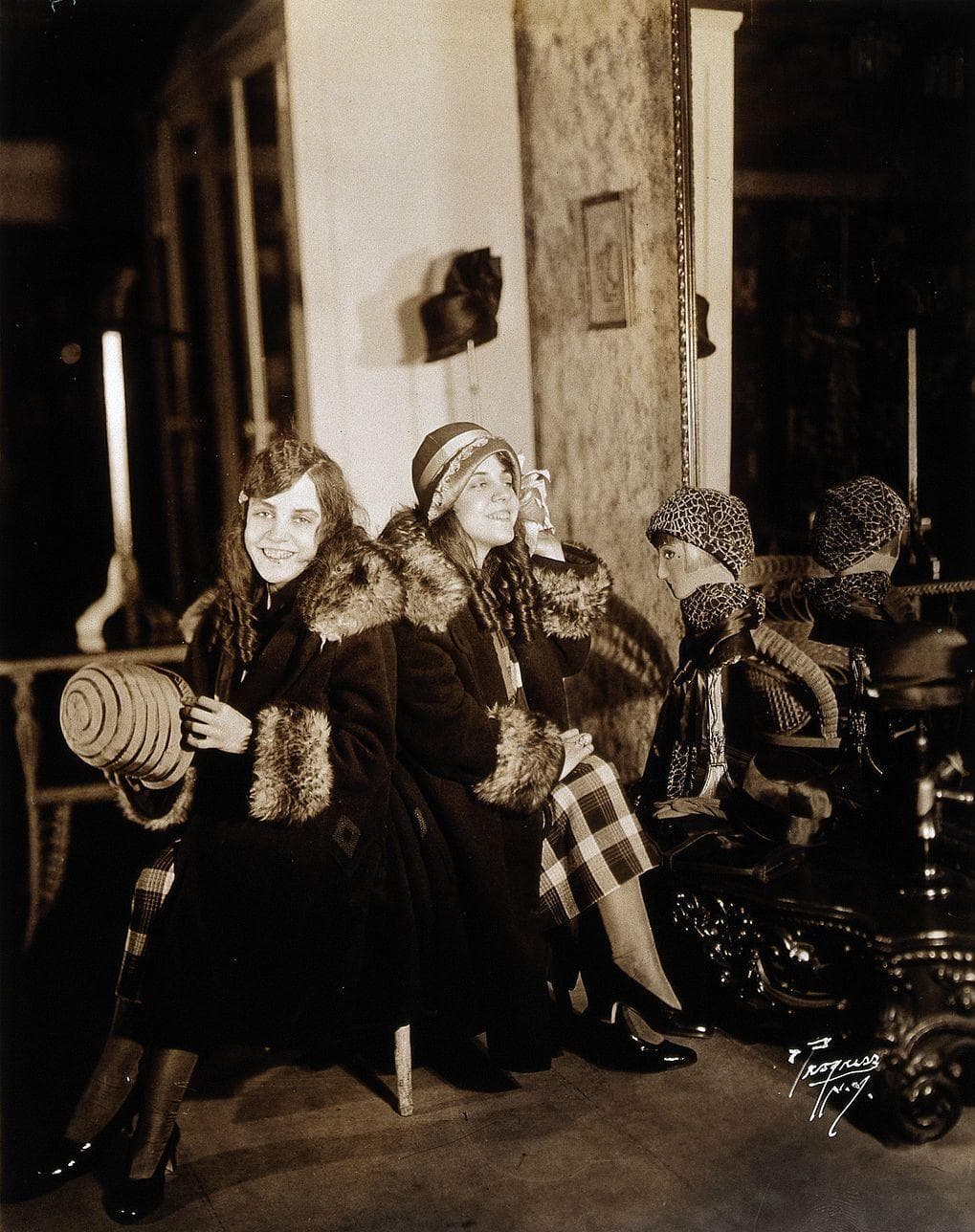The Tragic Lives Of Conjoined Twins Daisy & Violet Hilton