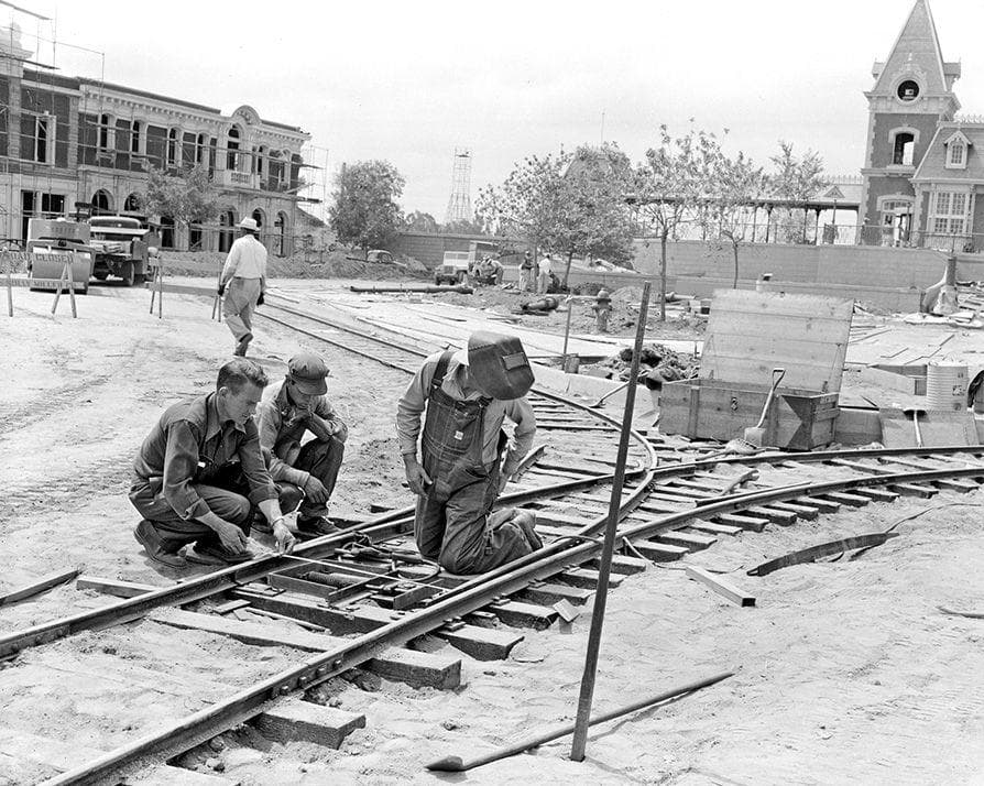 21 Amazing Photos Of Your Favorite Disney Rides Under Construction