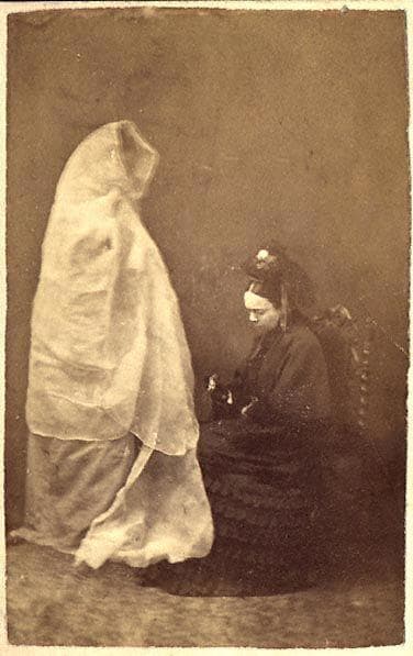 These Victorian 'Spirit Photographs' Are Just As Eerie Today As They