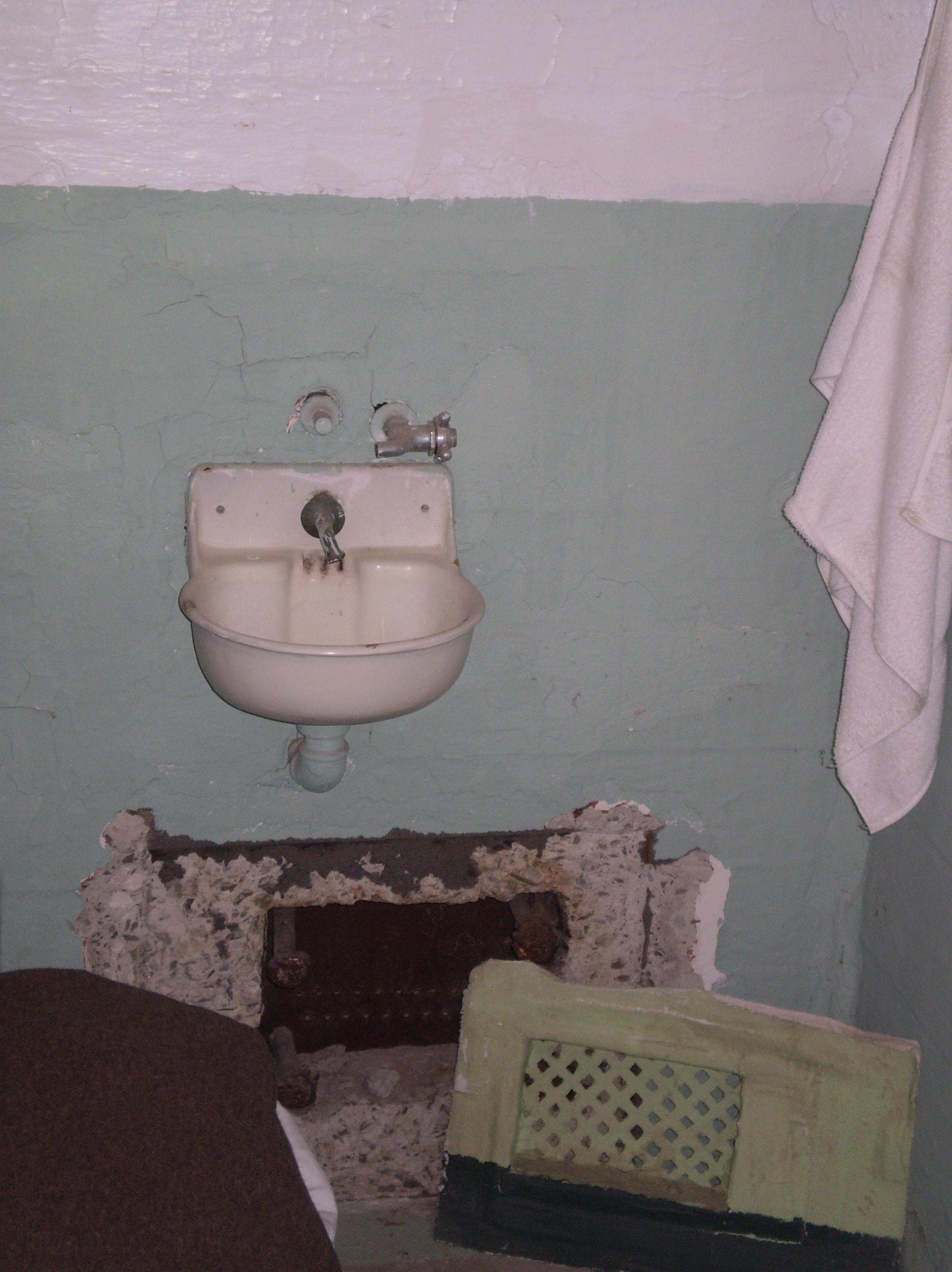 The Only Prisoners To Ever Escape Alcatraz Made Shockingly Lifelike ...