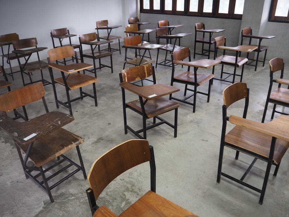 19 Funny Photos That Depict the Horror of Being Left Handed