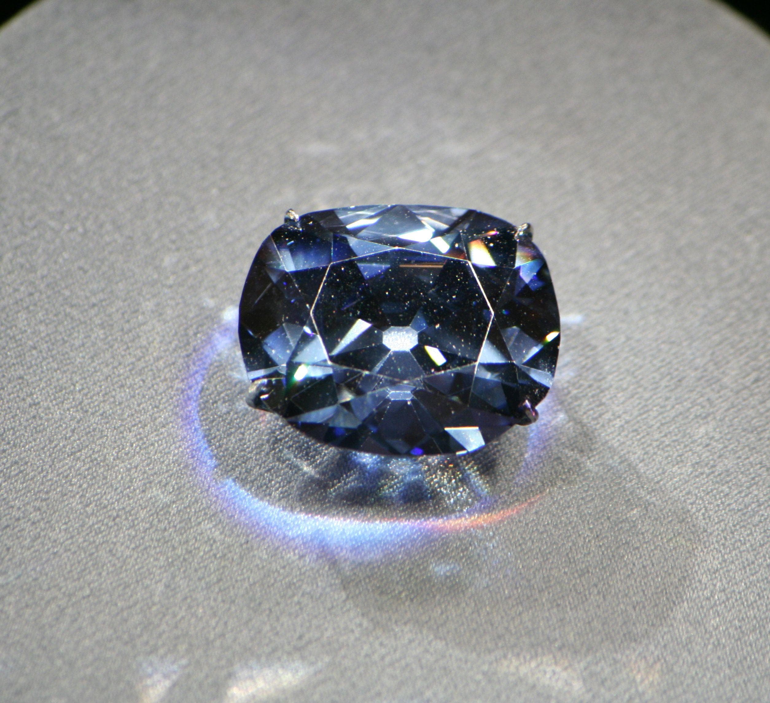 The Cursed Hope Diamond That Brings Death Wherever It Goes