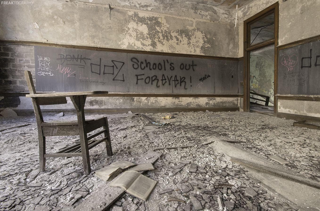 18 Super Creepy Pictures of Abandoned Schools