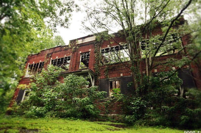 18 Super Creepy Pictures of Abandoned Schools