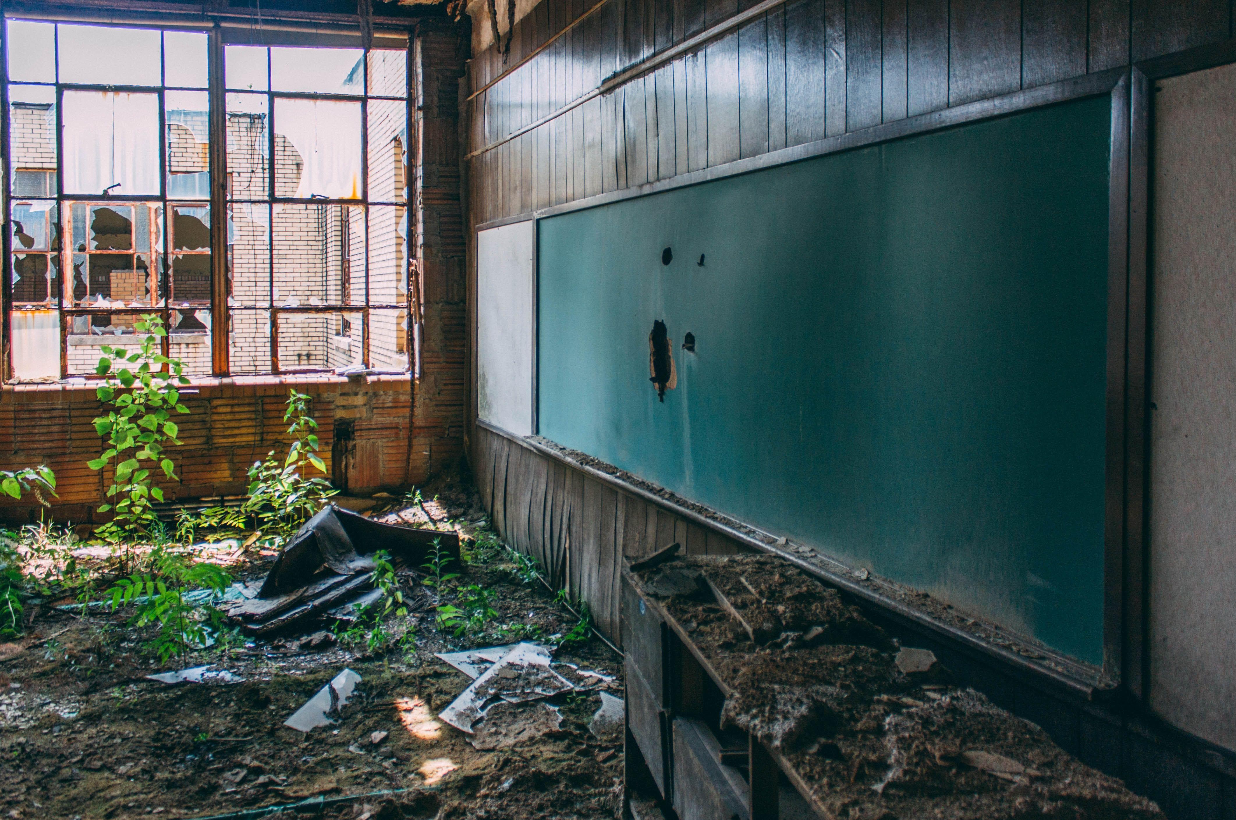 18 Super Creepy Pictures of Abandoned Schools