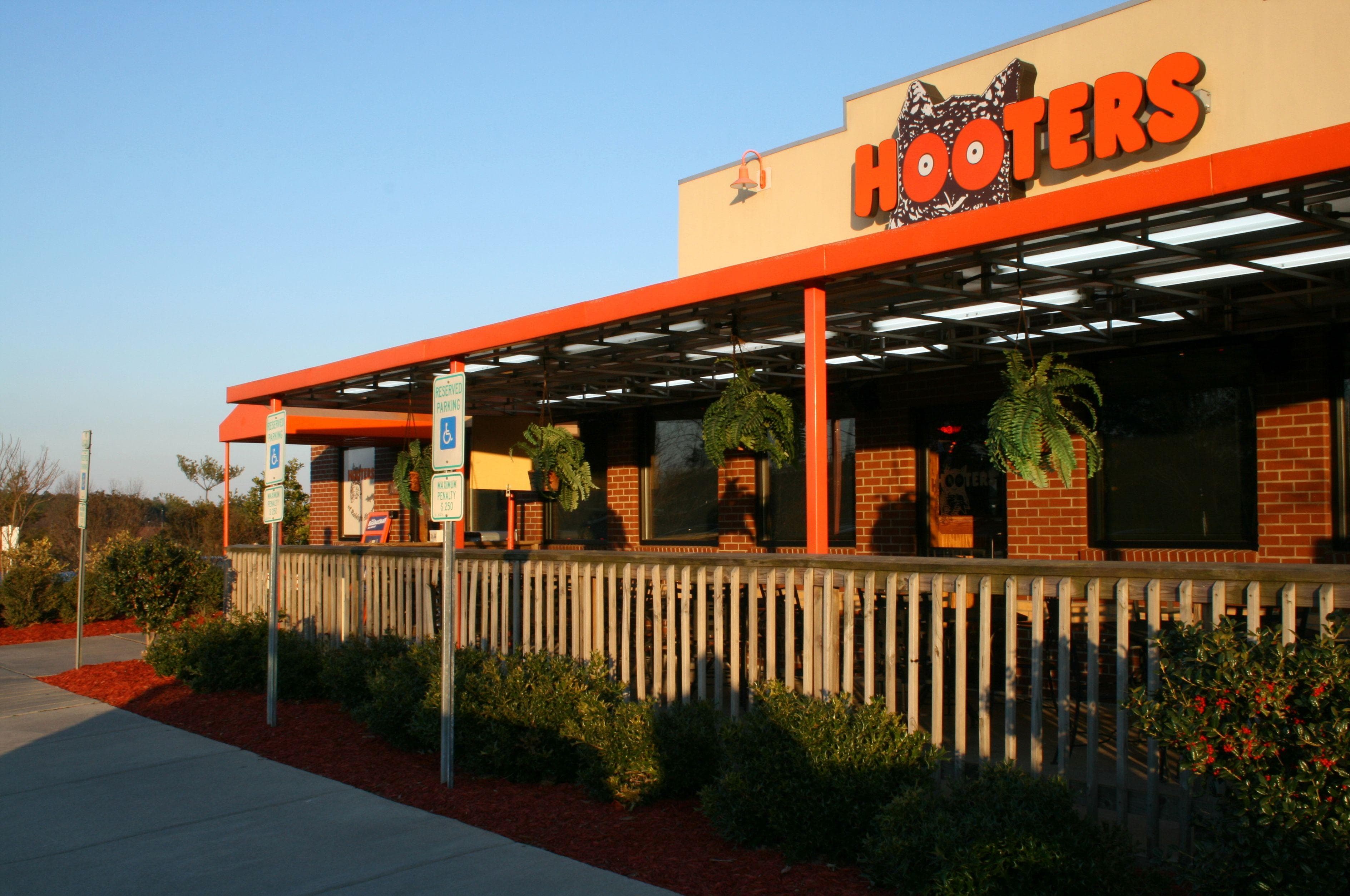 12 Things You Didn't Know About Hooters, The Original Breastaurant