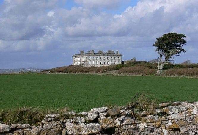 Ireland's Most Haunted House Hides The Story Of A Young Girl Sent Into ...