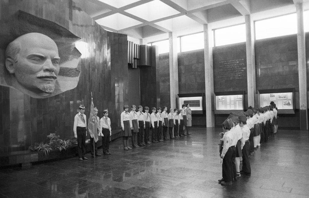 If You Go To Russia, You Can Visit Vladimir Lenin's Eerily Preserved ...