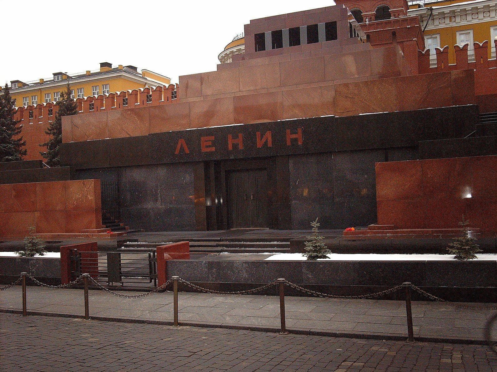 If You Go To Russia, You Can Visit Vladimir Lenin's Eerily Preserved ...
