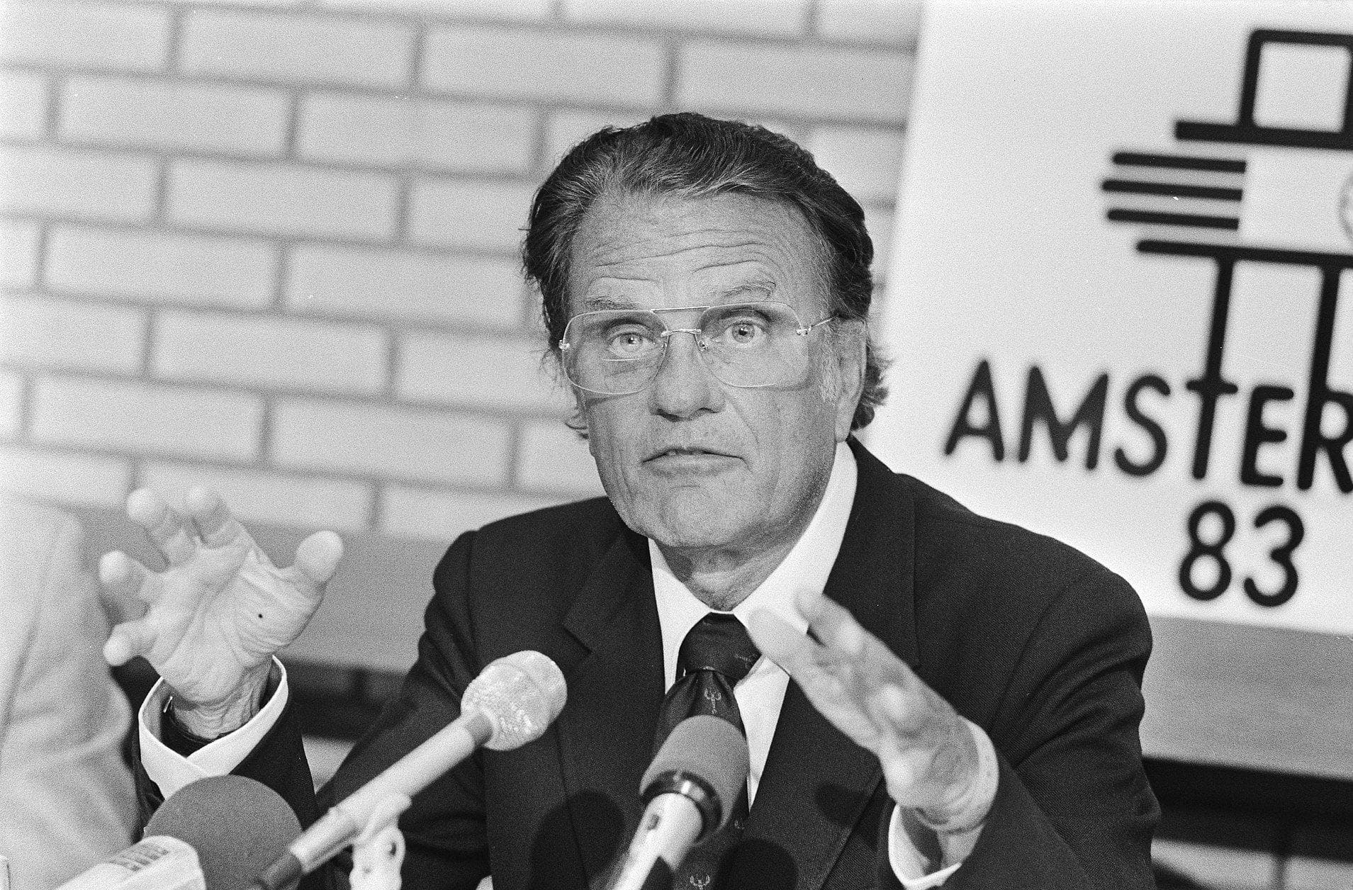 A Lot of Straight Men Religiously Follow "The Billy Graham" Rule ...