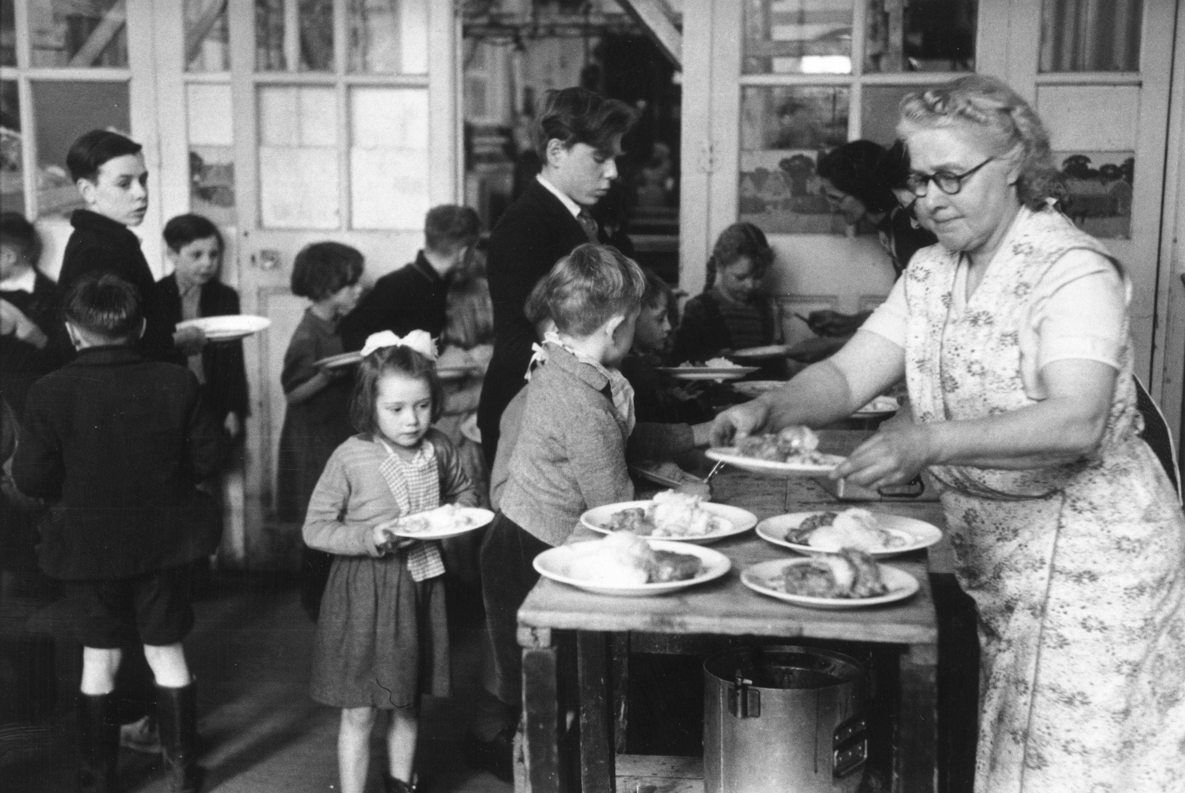 Here's What School Lunches Used To Look Like (22 Photos)